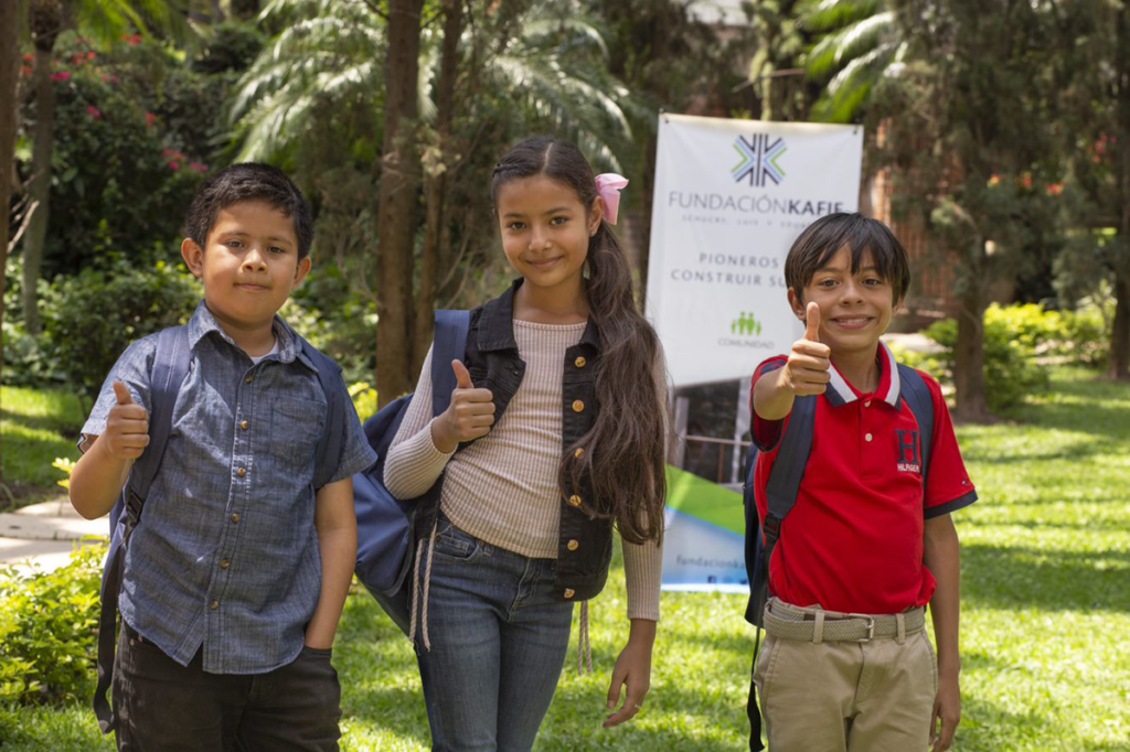 Bajo el programa PROGRESA: Fundación Kafie entrega 148 becas de ...
